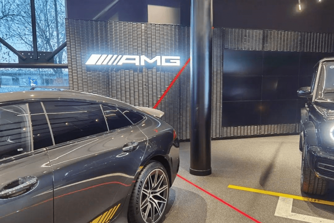 55周年的AMG G55售价要300多万，热辣的红内有点闷骚。_搜狐汽车_搜狐网
