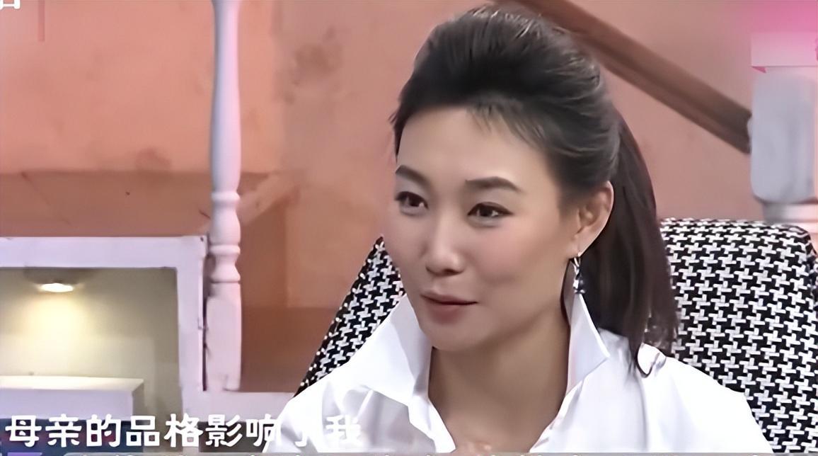 央视主播李梓萌，名字是艺名，戴的是假发， 骗”了观众这么多年播音带着时讯