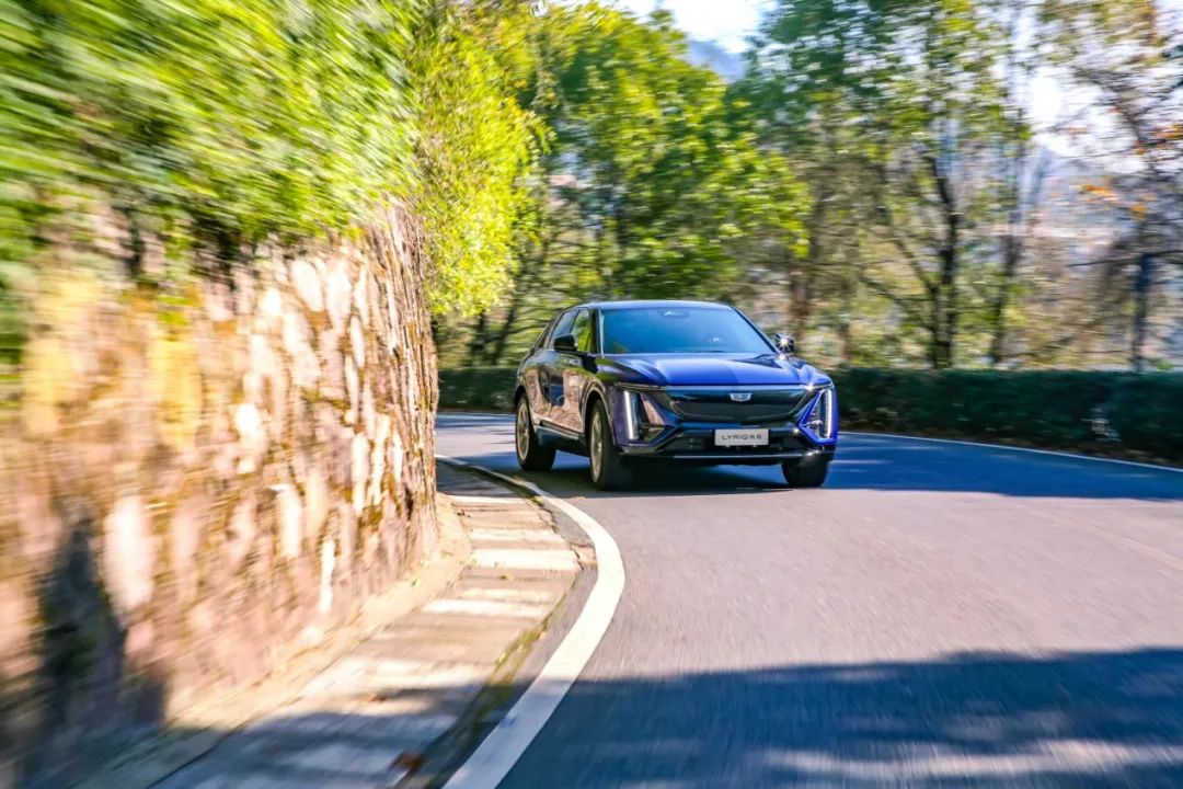 豪华纯电实力大PK，论LYRIQ锐歌“狂飙”的底气_搜狐汽车_搜狐网