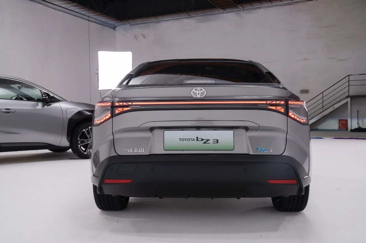 bZ3公布价格16.98万元起，详解丰田全球首款纯电轿车_搜狐汽车_搜狐网