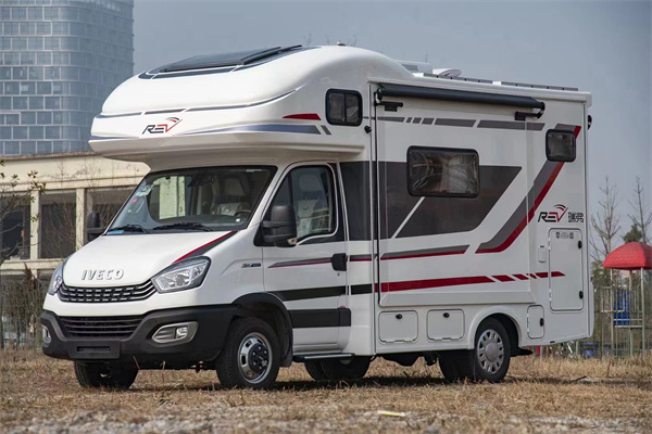 瑞弗V820依维柯双拓展房车，生活配置够全面让你更舒适_搜狐汽车_搜狐网