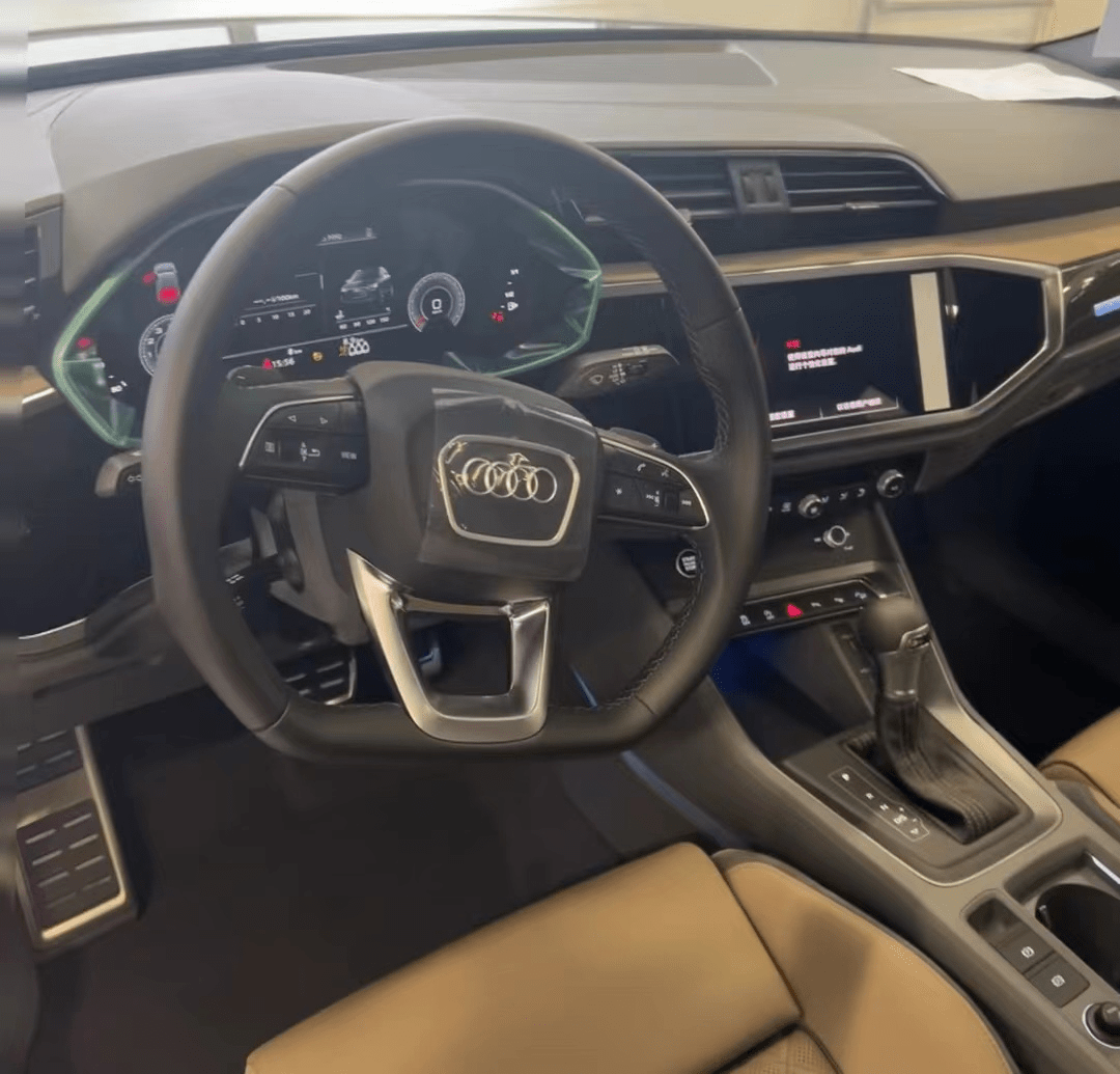 新款奥迪Q3实车现身，“撞脸”Q6，换球头挡把，1.5T取代1.4T_搜狐汽车_搜狐网