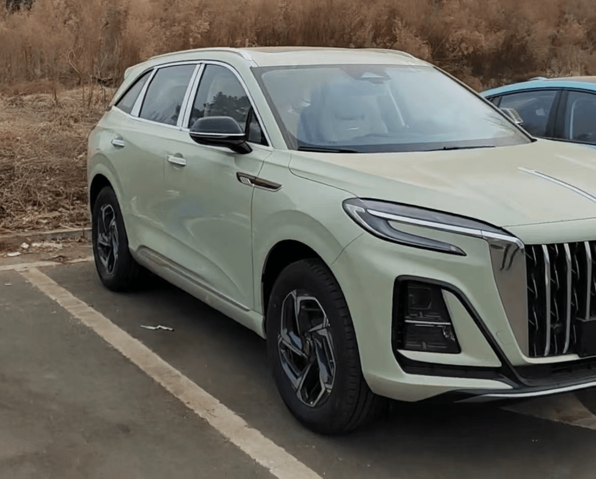 红旗再放“大招”！HS3、HS6实车街拍，前者更亲民、后者有气势_搜狐汽车_搜狐网