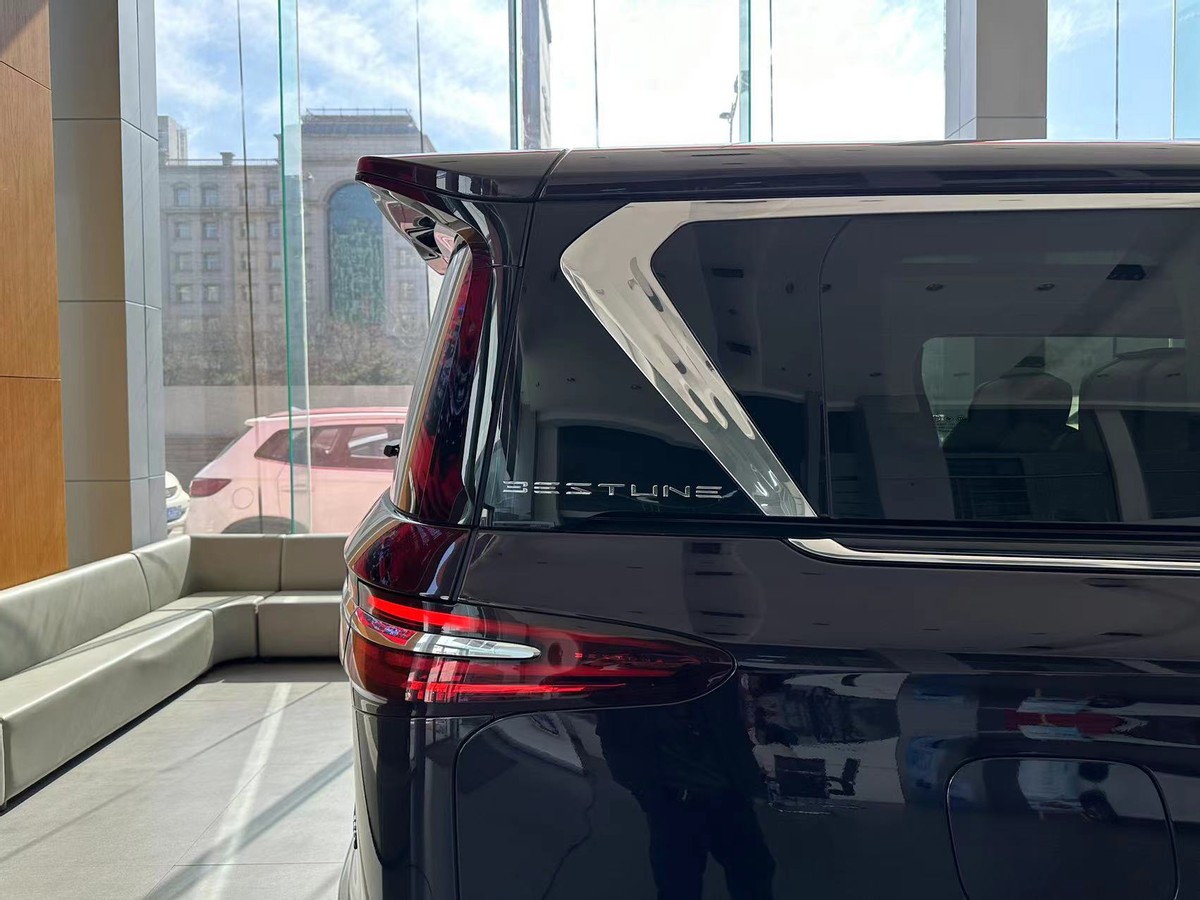 探店奔腾M9：23.58万起预售 比传祺M8大_搜狐汽车_搜狐网