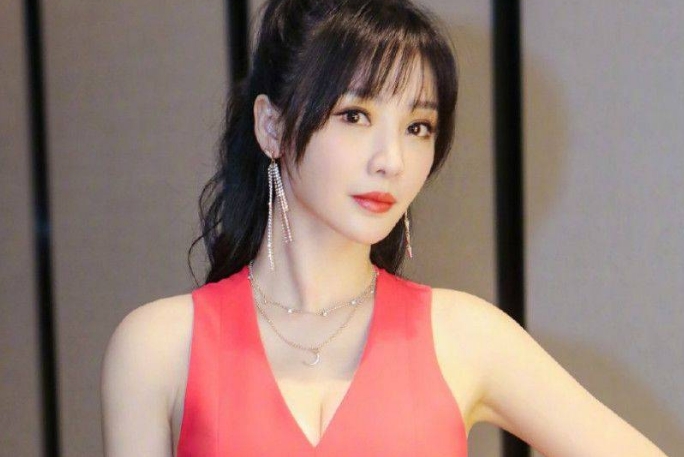 性感女神柳岩身姿卓越，圆润饱满，魅力四射作品留言印象