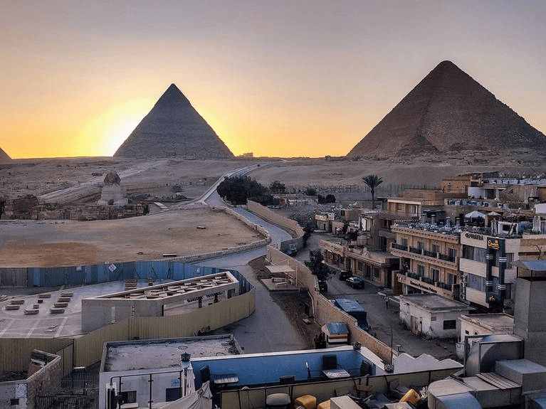埃及吉萨金字塔群建筑宏伟 吸引国内外游客游玩-搜狐大视野-搜狐新闻