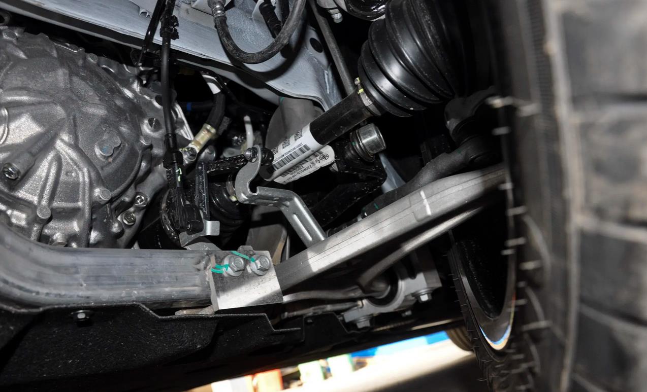 这国产车崛起了，配2.0T+8AT，车长近5米+大溜背设计，实拍红旗H6_搜狐汽车_搜狐网