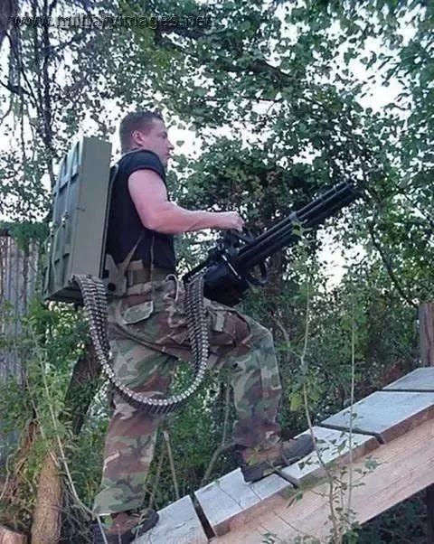 扛不动手提转管机枪？这款世界最轻！XM556手持式5.56mm米尼岗机枪_美国陆军_直升机_枪管