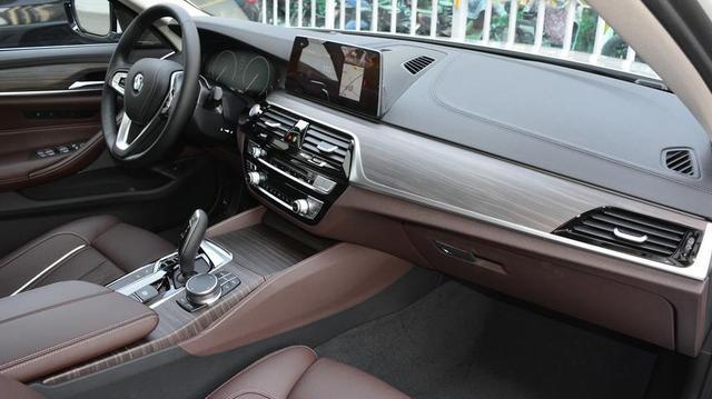 42.9万提了辆奔驰E级，2个月后再开宝马530Li，车主：差距不一般_搜狐汽车_搜狐网