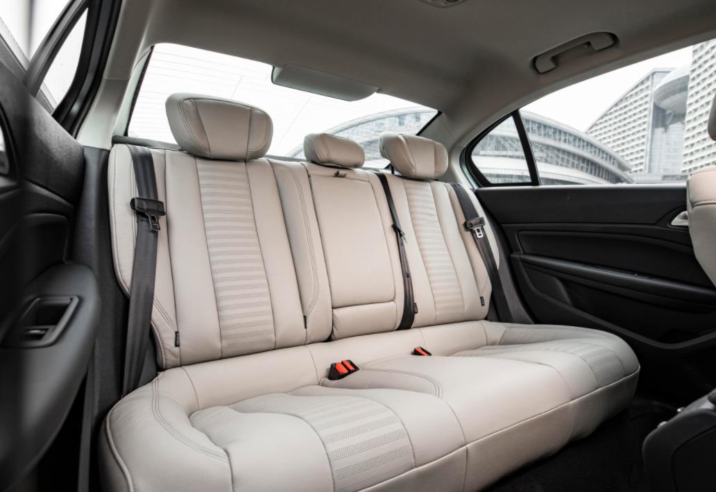 标致总算拿出了诚意，新408全系都搭1.6T，10.57万起步，要翻身了_搜狐汽车_搜狐网