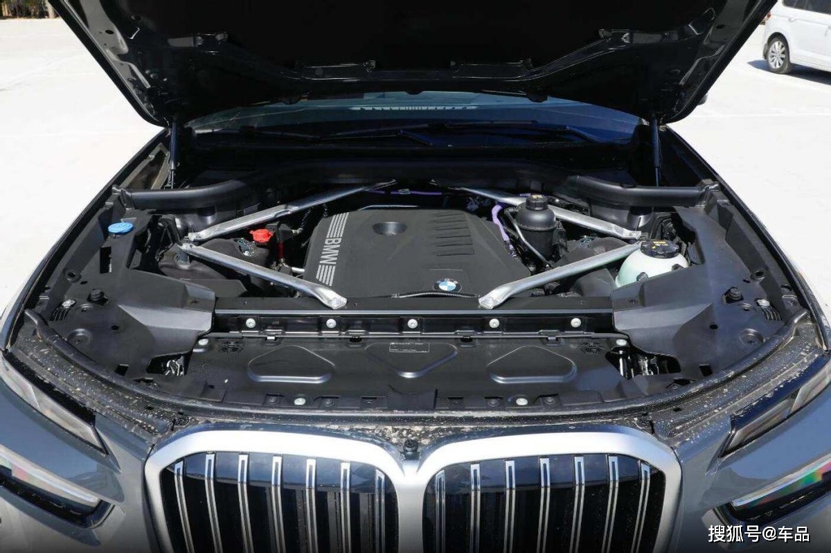 豪华与实力兼备的SUV，顶配4.4T V8动力，4.7秒破百，实拍宝马X7_搜狐汽车_搜狐网