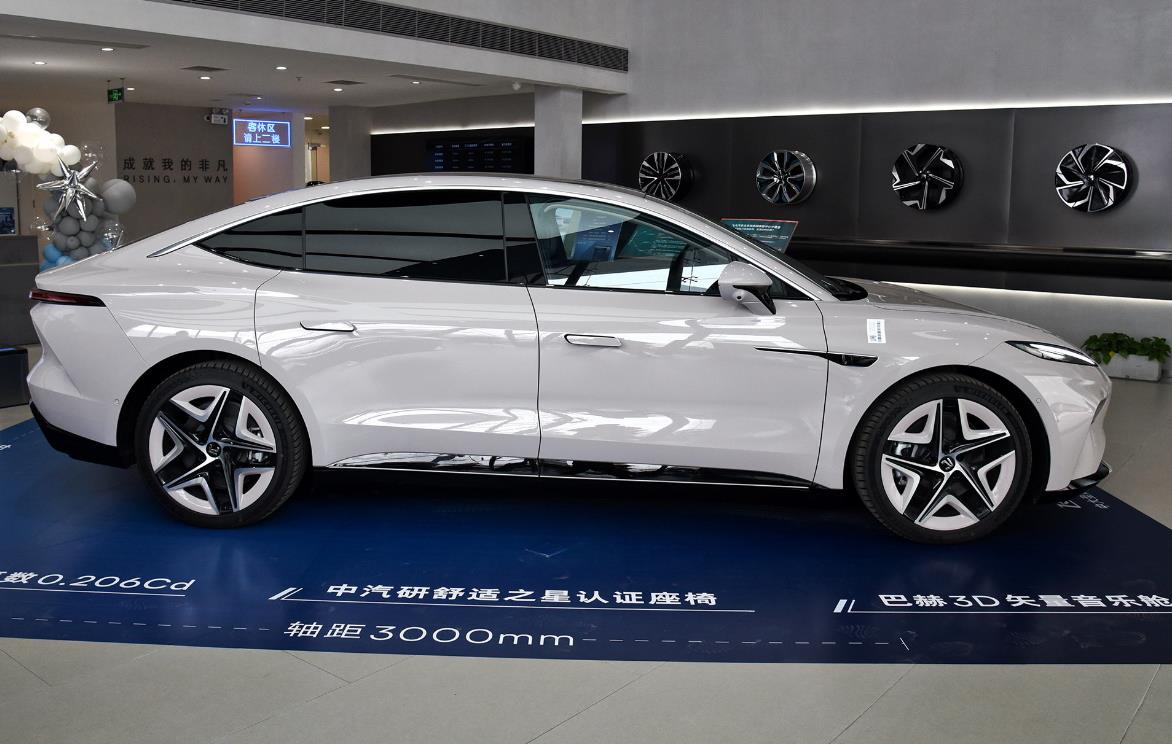 比亚迪汉车主体验飞凡F7，长5米造型犀利，3.7s破百，差距明显_搜狐汽车_搜狐网