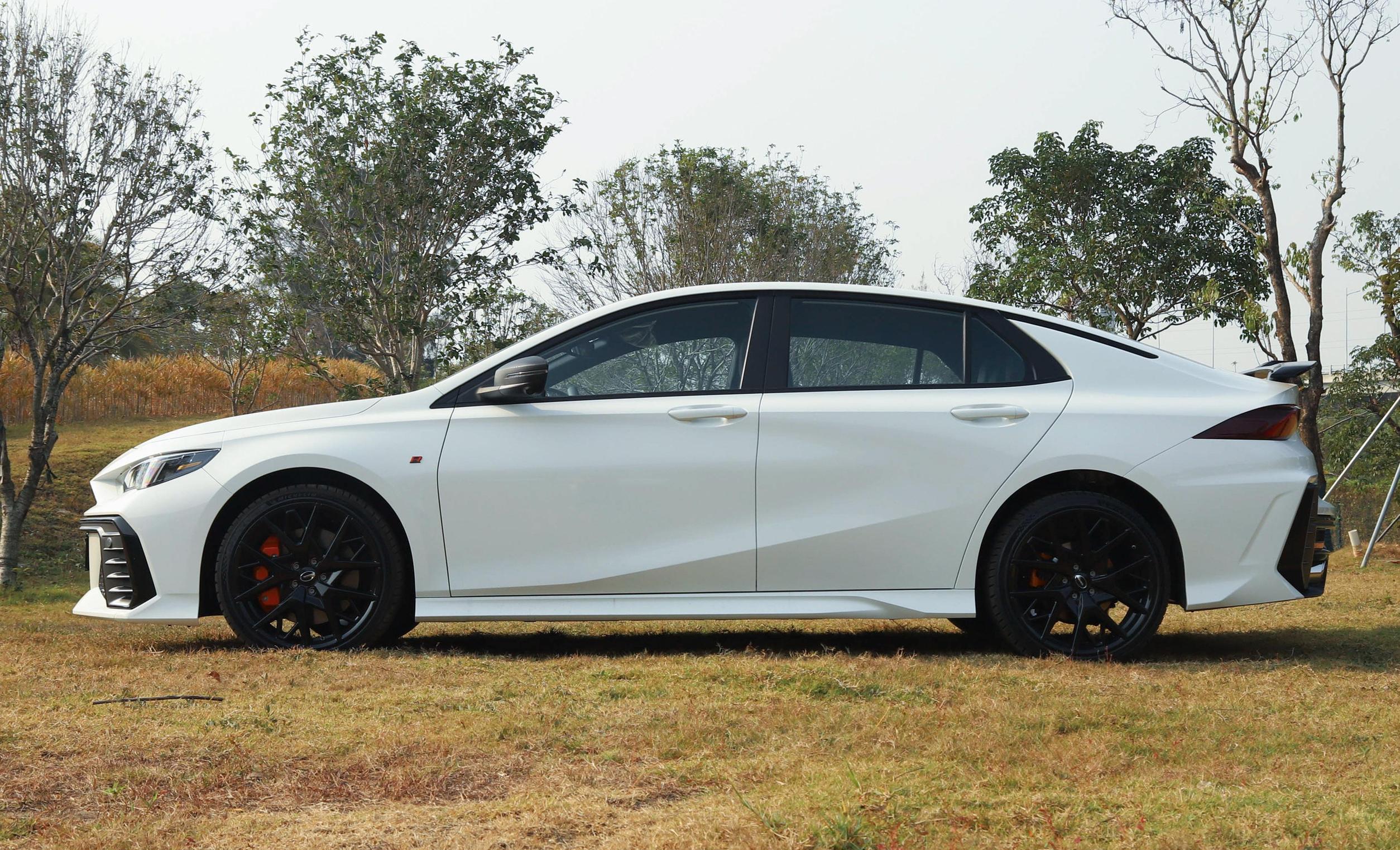 传祺影豹R的外观很战斗，2.0T爆发265马力，5.7秒可“破百”_搜狐汽车_搜狐网