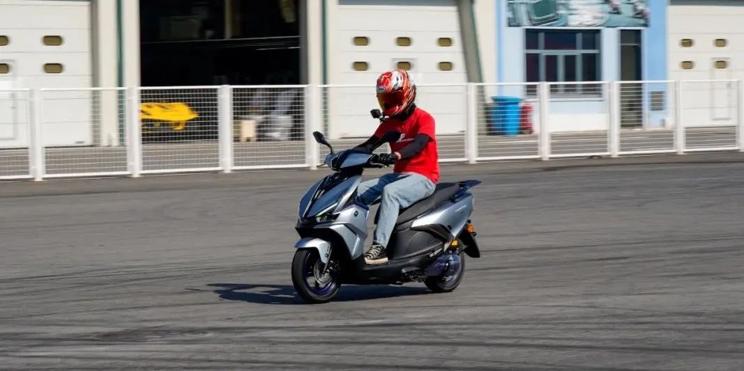 一步到位的TCS版鸿125仅10699元，性价比和颜值拿捏得死死的_搜狐汽车_搜狐网