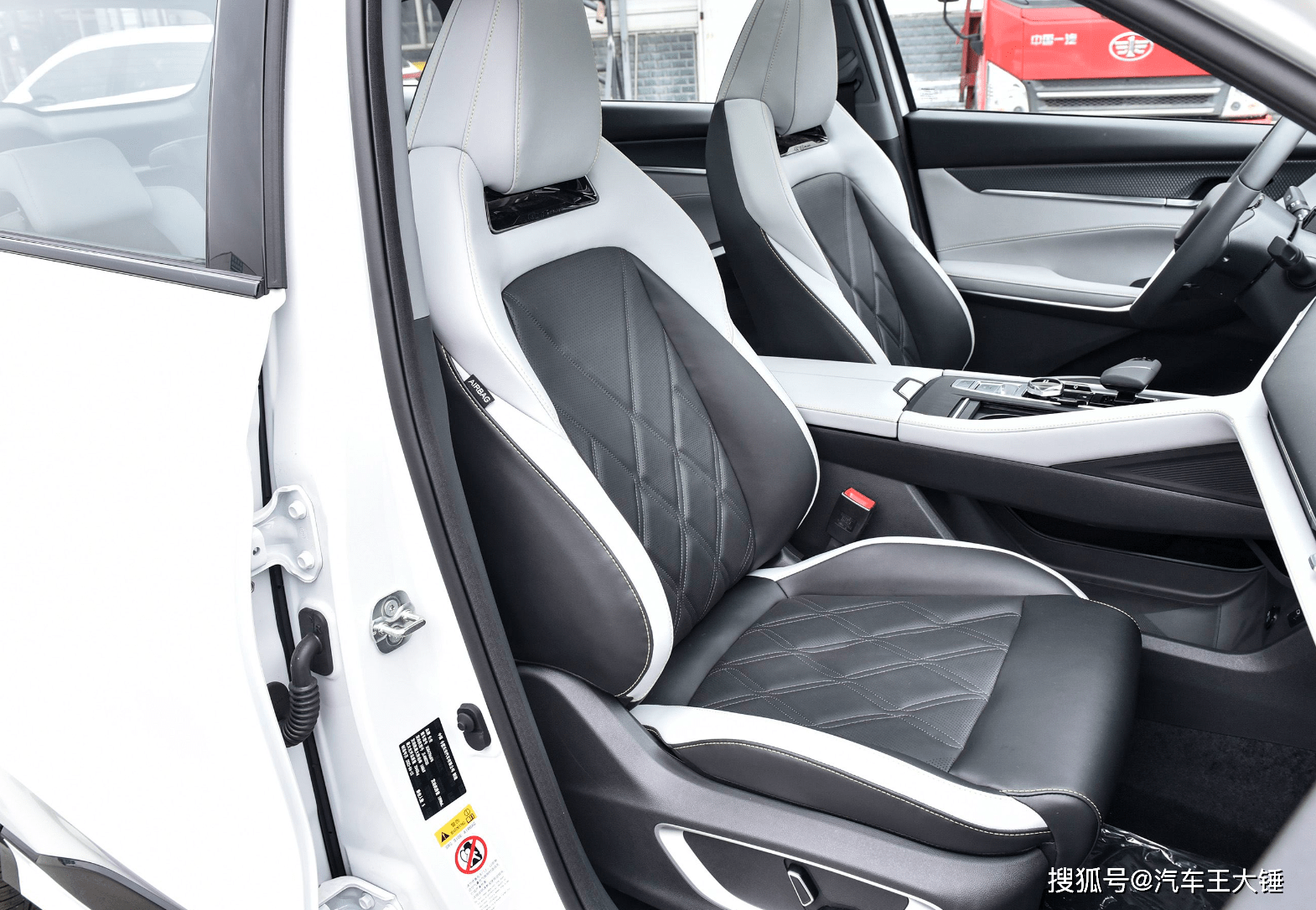 1.5T发动机就配爱信8AT变速箱+19寸大轮毂，一个月大卖2万辆_搜狐汽车_搜狐网