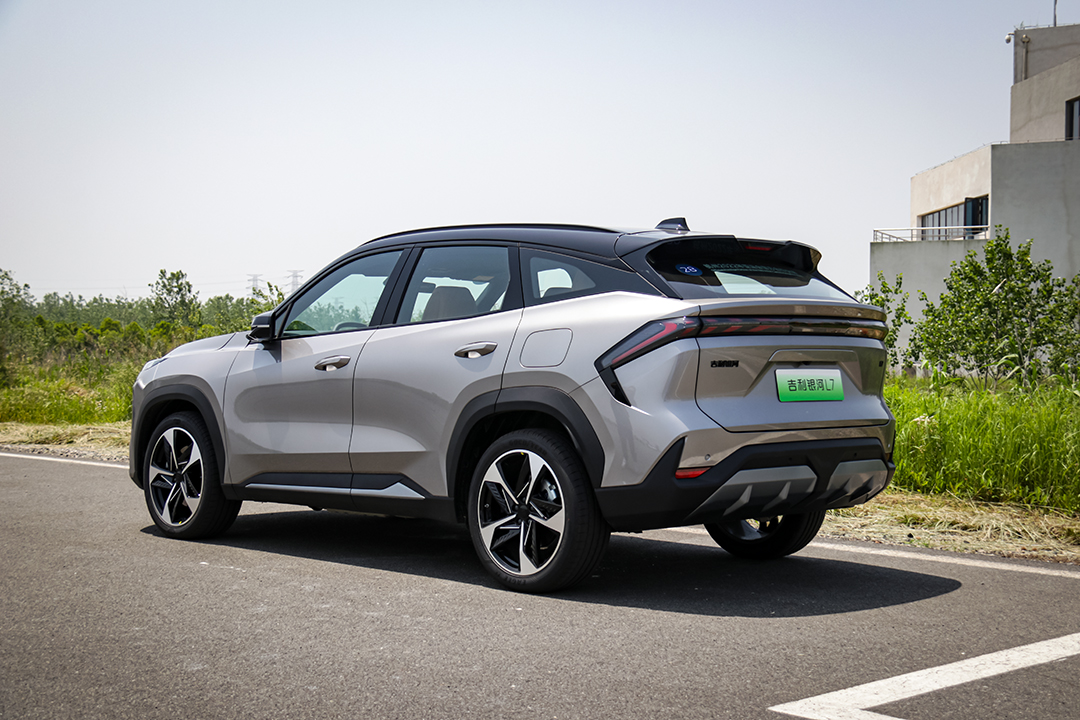 吉利银河L7上市售13.87万 首搭雷神8848+3DHT Pro 智爱座舱加持_搜狐汽车_搜狐网