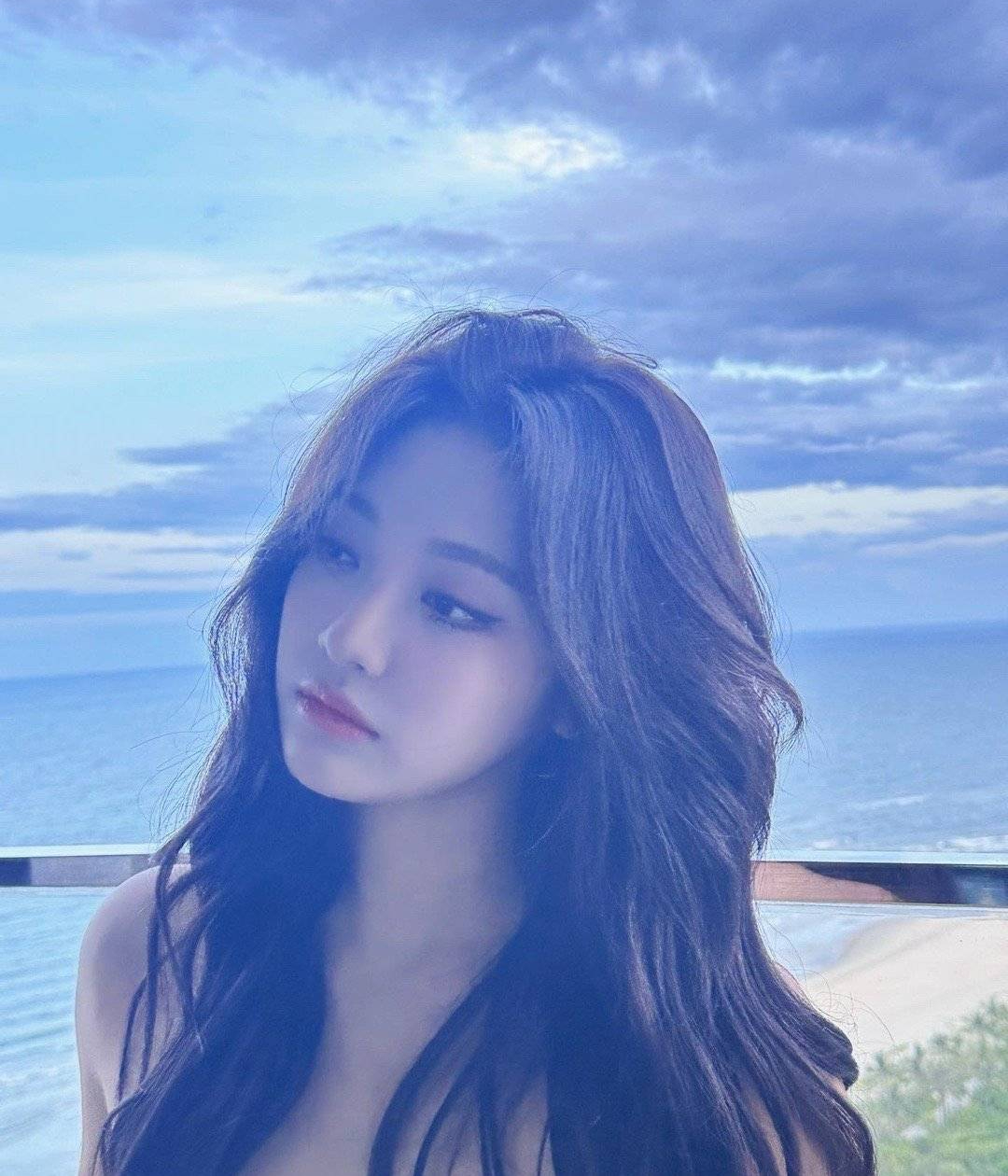 宁艺卓晒海边随拍氛围满满 穿蝴蝶吊带秀美艳身材-搜狐大视野-搜狐新闻