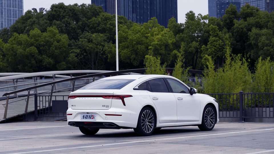 10万级轿跑轴距2800mm，1.5T/2.0T动力，奔腾B70三代进化更年轻！_搜狐汽车_搜狐网