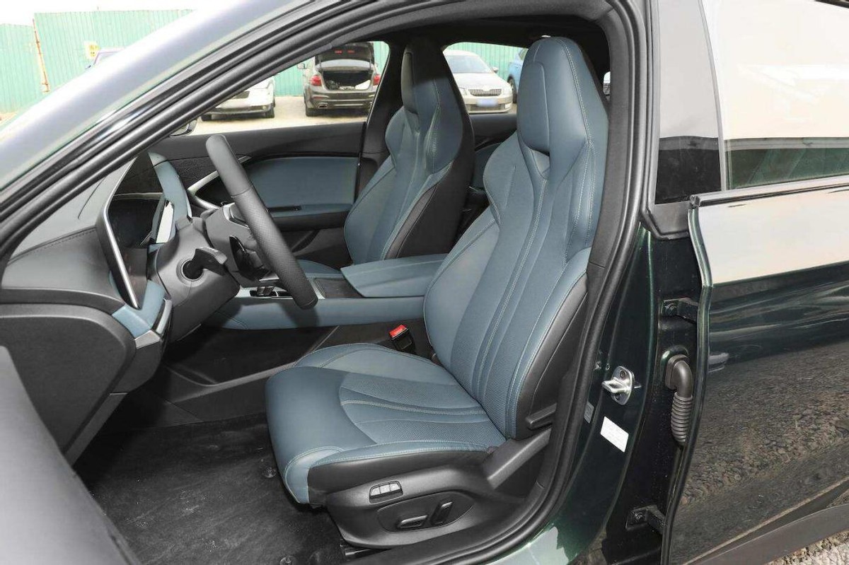 11.98万起，高配261马力6.5秒破百，还带四出排气+尾翼，实拍MG7_搜狐汽车_搜狐网