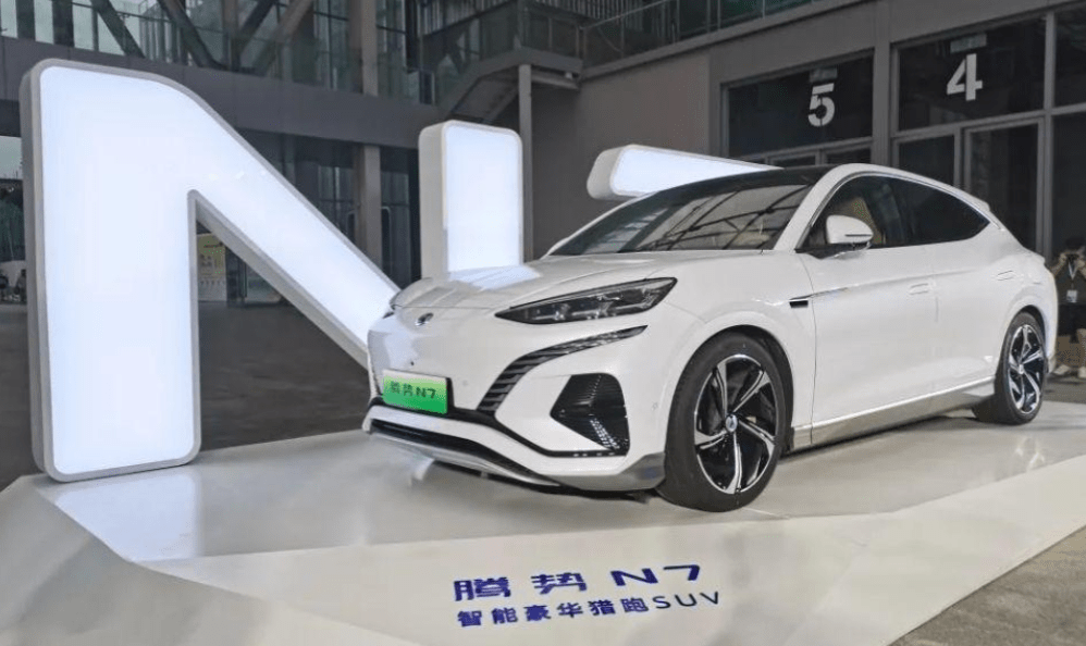 三口之家大五座SUV怎么选？腾势N7“硬怼”BBA让顶配变标配！_搜狐汽车_搜狐网