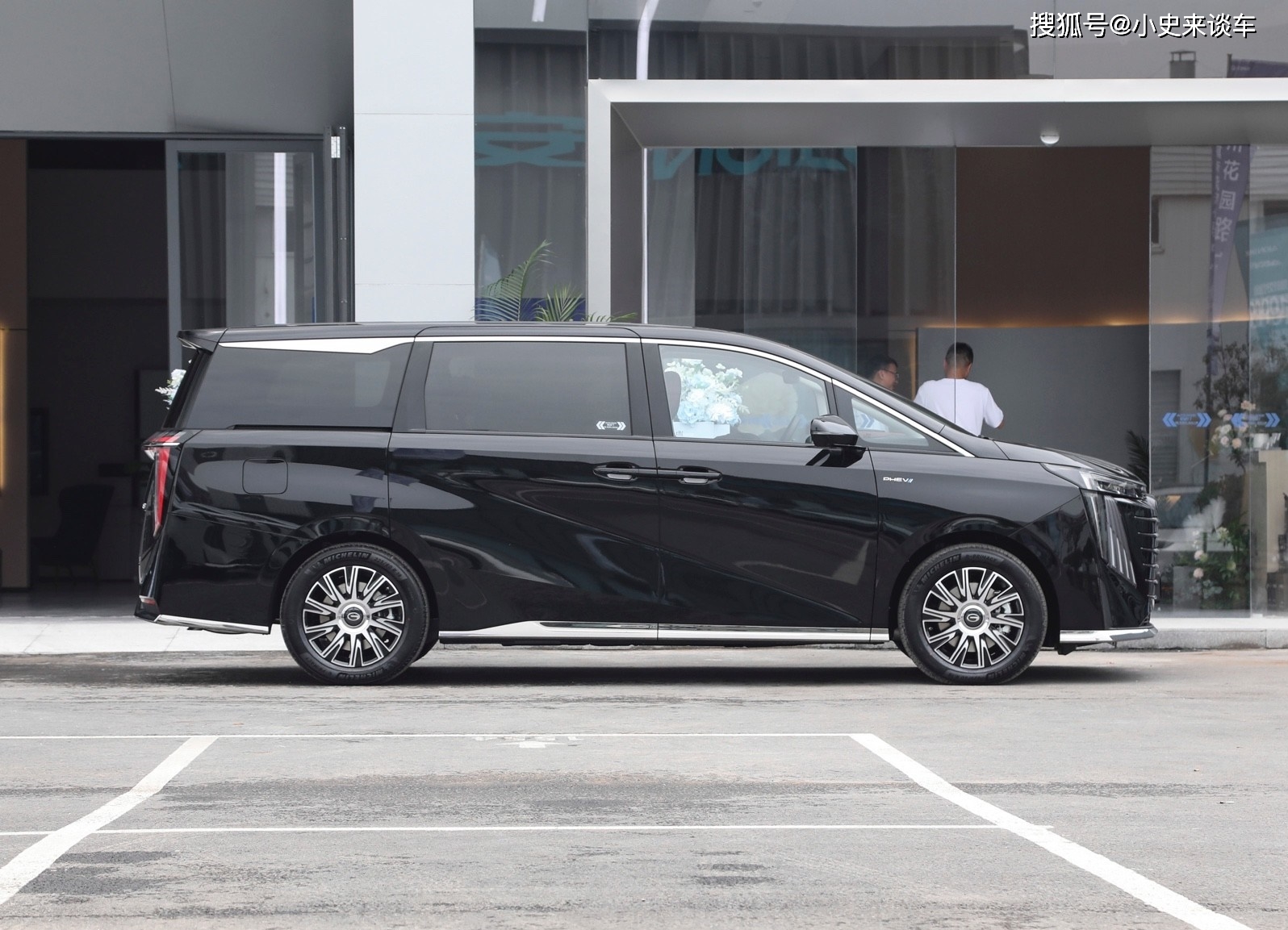 平民“埃尔法”售价跳水！三十多万外观升级，2.0T插混续航1032Km_搜狐汽车_搜狐网