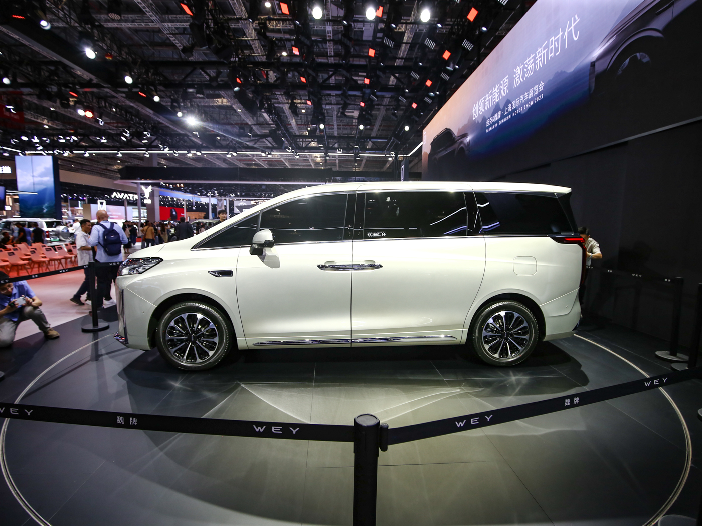 腾势D9又一强敌！魏牌全新MPV内饰发布 这冰箱是真能用！_搜狐汽车_搜狐网