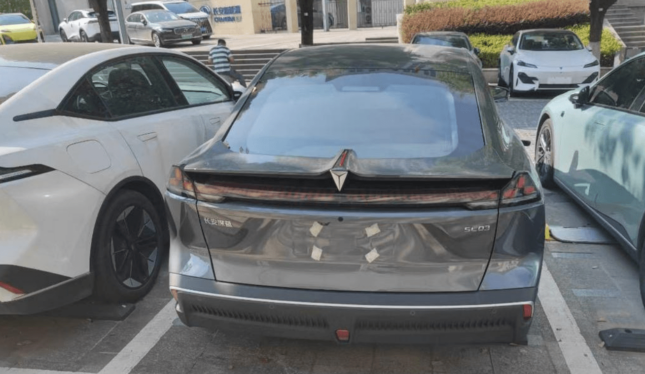 价格下探？新款深蓝SL03实车现身，内饰看齐S7，增100km续航版_搜狐汽车_搜狐网