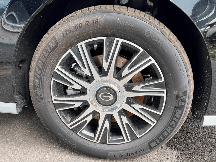 插混动力，纯电续航136km，它和腾势D9该选谁？传祺E9到店实拍_搜狐汽车_搜狐网