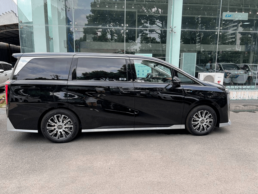 插混动力，纯电续航136km，它和腾势D9该选谁？传祺E9到店实拍_搜狐汽车_搜狐网