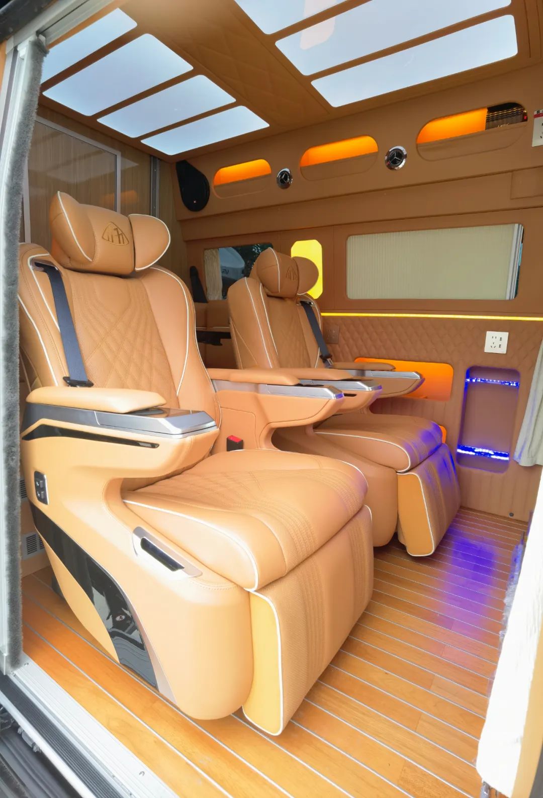 福特V362小房车，外观小巧内饰奢华 都市通勤旅居皆可，趣蜂B680_搜狐汽车_搜狐网