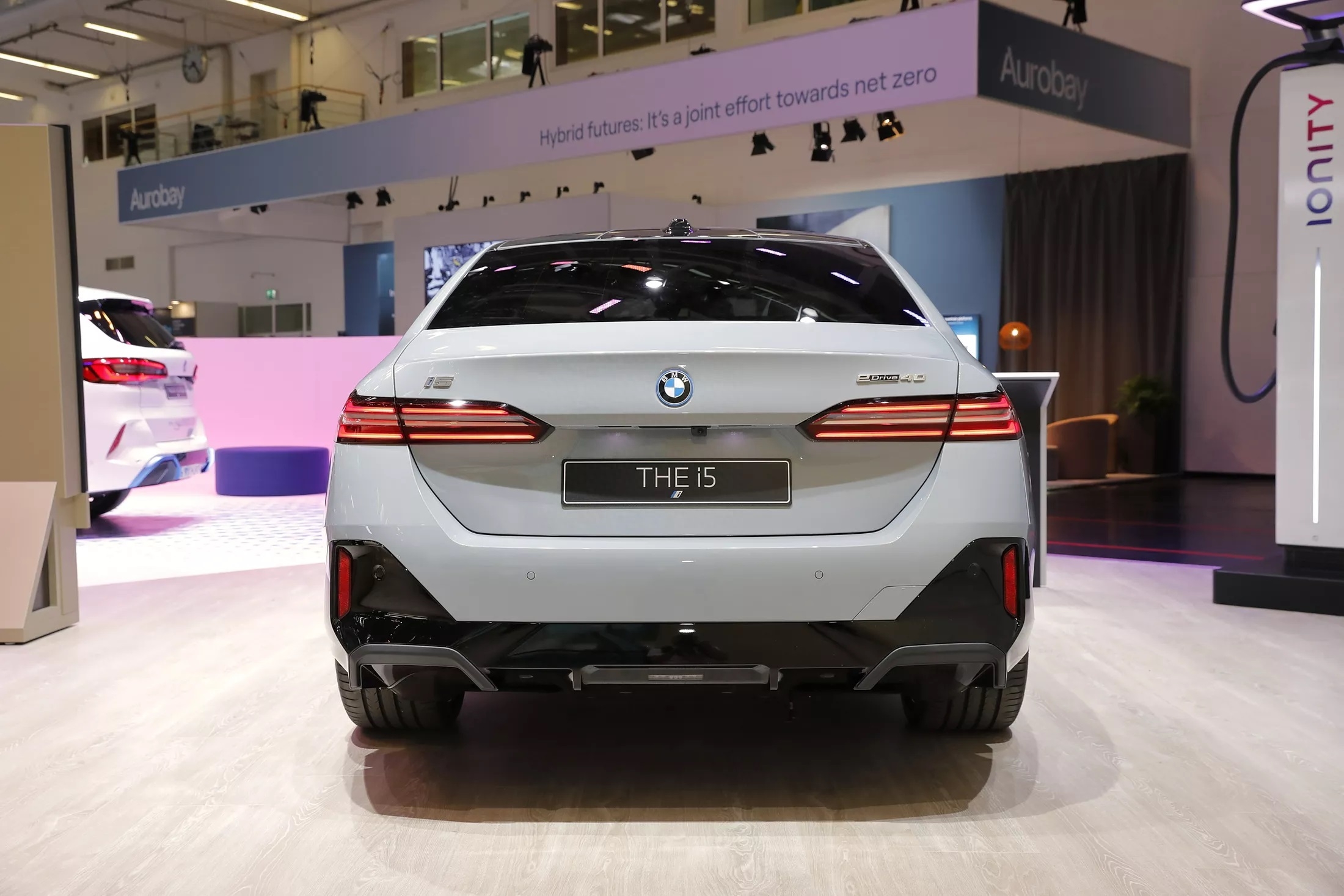 是不是油改电？全新宝马i5实车亮相 这颜值你心动了吗_搜狐汽车_搜狐网