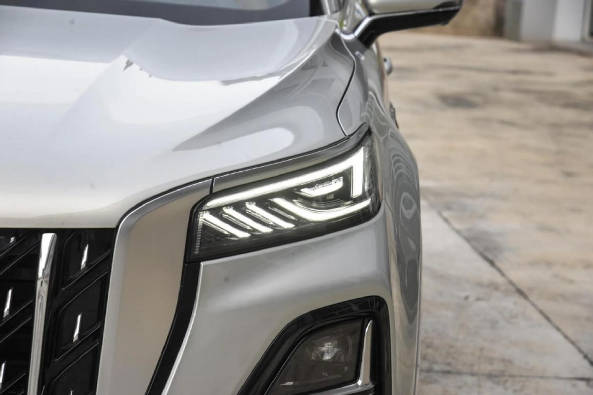 实拍红旗HS5，配253色氛围灯+BOSE音响，不到20万起还有2.0T+8AT_搜狐汽车_搜狐网