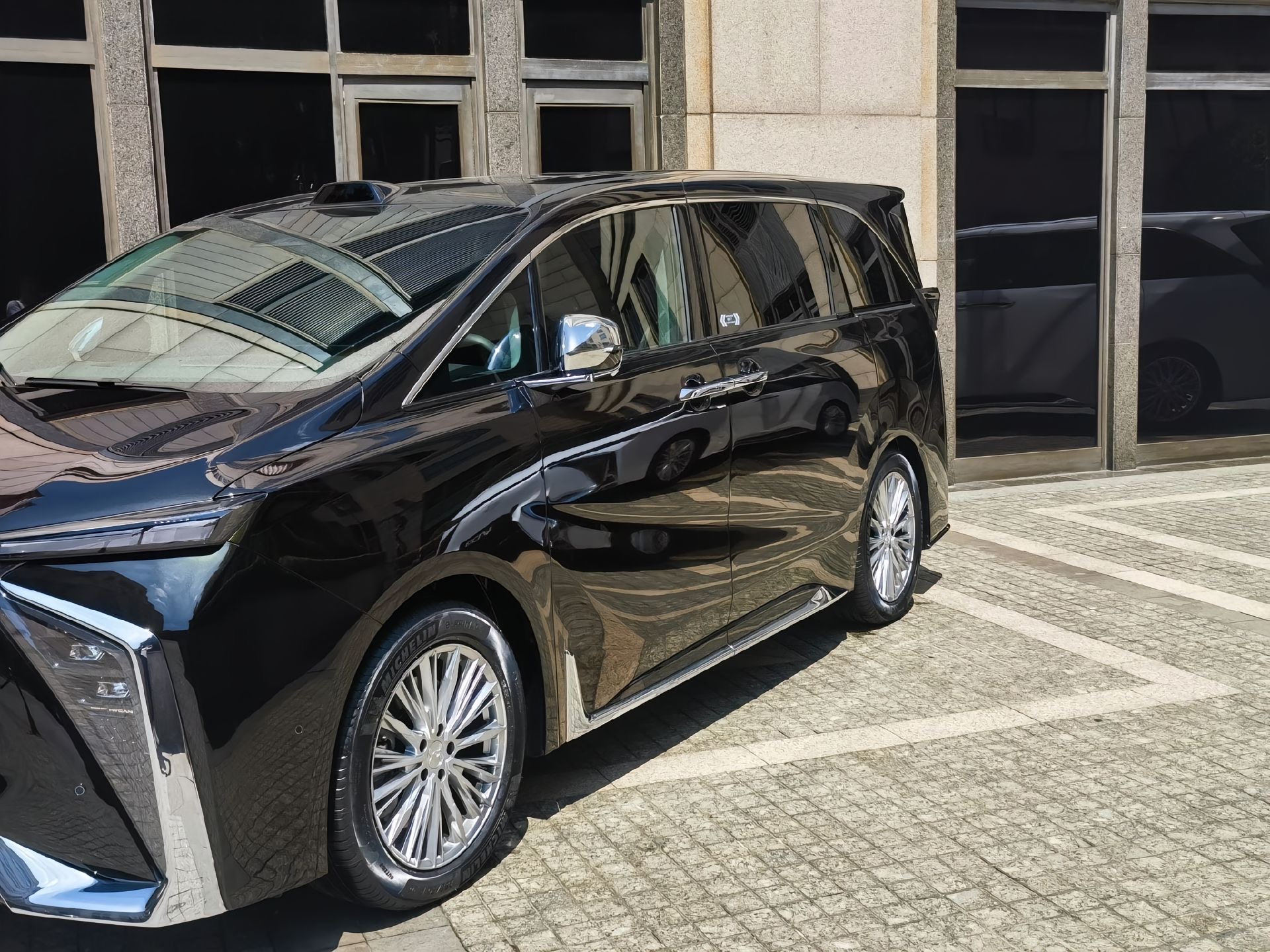 合创V09现身街头，雷克萨斯LM既视感，配激光雷达，还看腾势D9？_搜狐汽车_搜狐网