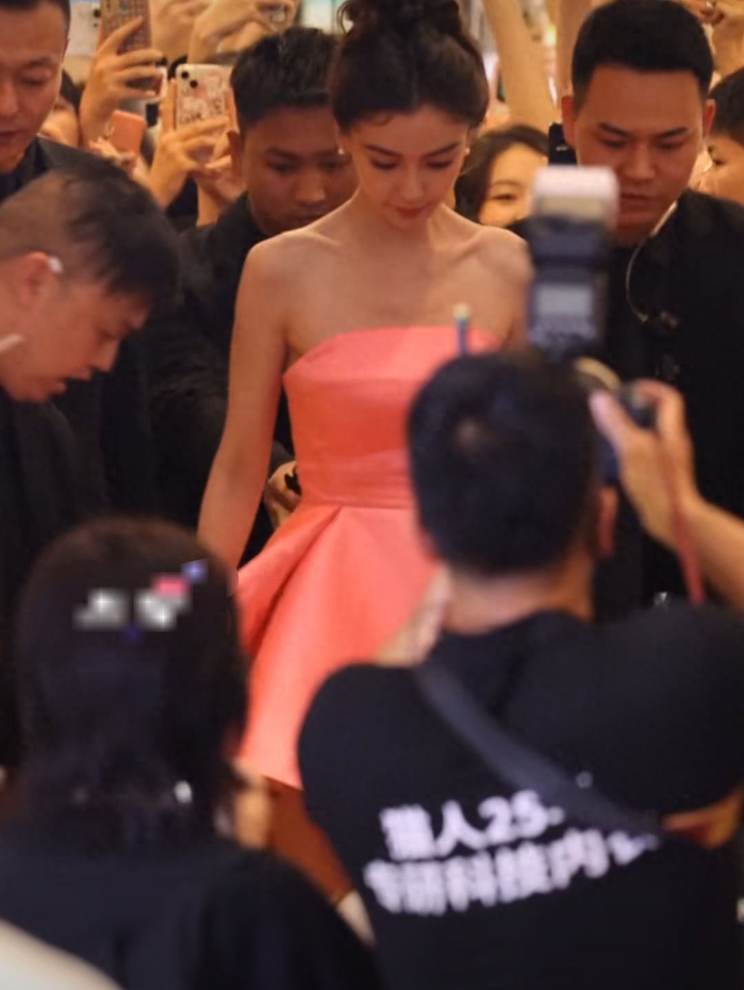 杨颖番位风波后首现身，一身粉裙状态佳，深鞠躬哽咽感谢粉丝支持 -6parkbbs.com