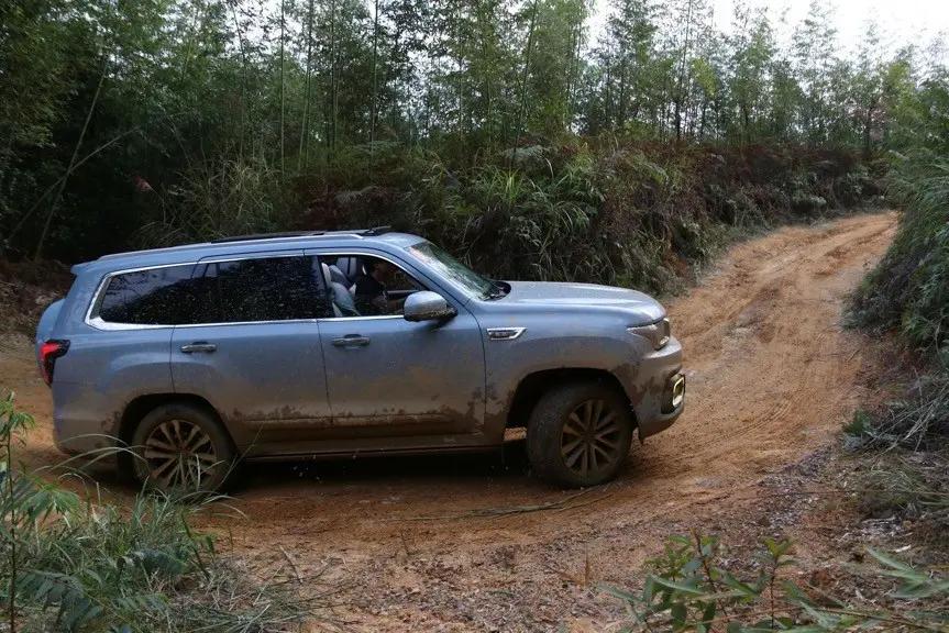 专业越野兼顾旅途舒适 30万内买啥车？揭秘BJ60越野场地试驾感受_搜狐汽车_搜狐网