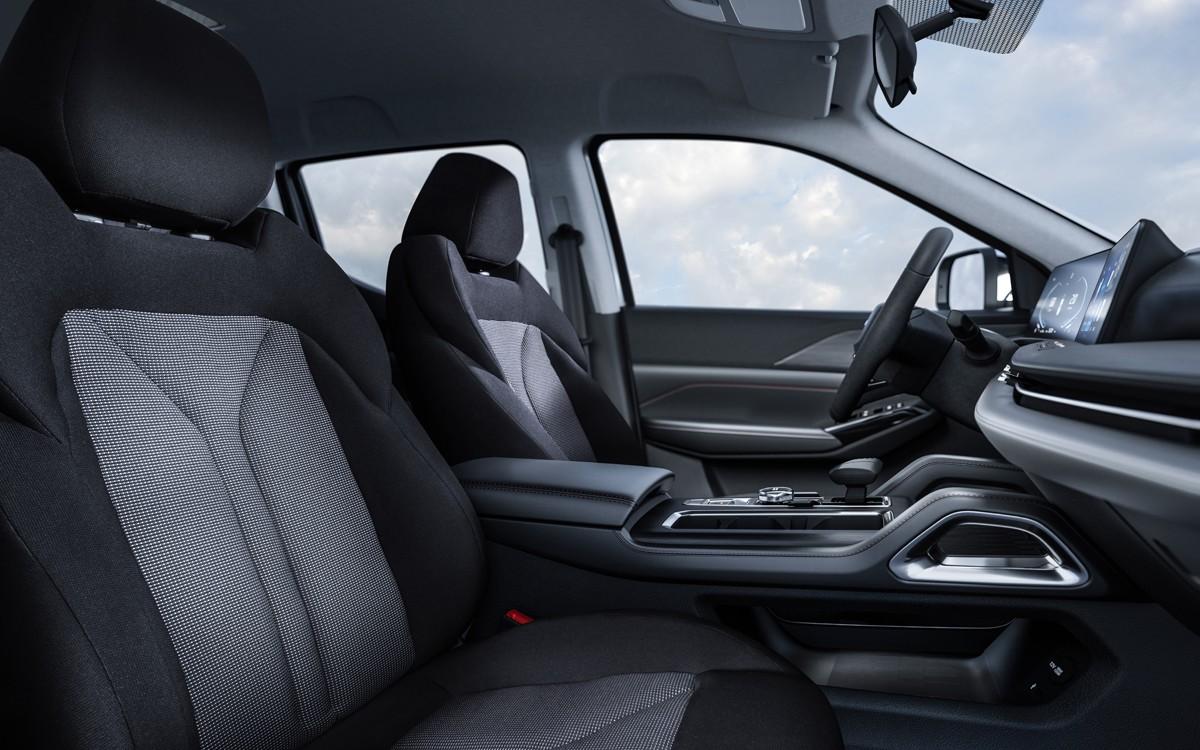 2.0T发动机配8AT变速箱，车长5米6，长安F70蓝鲸版仅需十万元_搜狐汽车_搜狐网