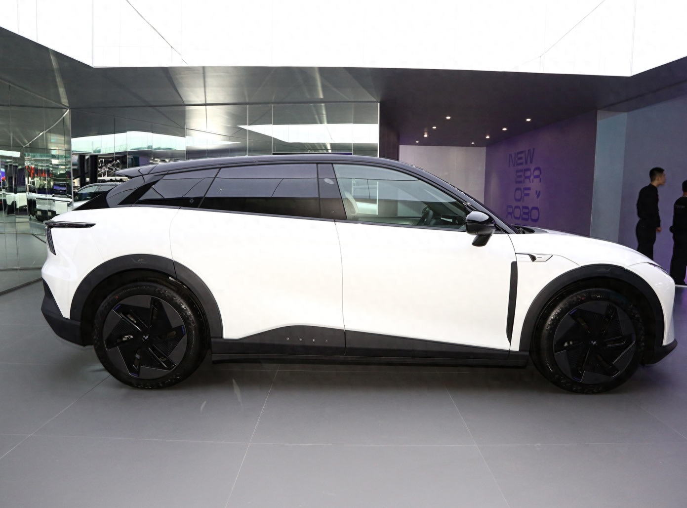 吉利推豪华新能源SUV，车宽近2米，3.8s破百，配无边框车门_搜狐汽车_搜狐网