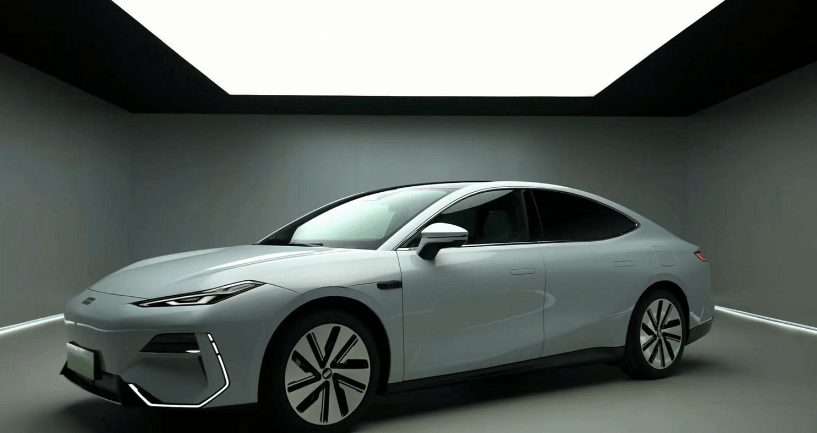 吉利银河E8首发，SEA架构首款轿车，45英寸8K大屏期待吗？_搜狐汽车_搜狐网