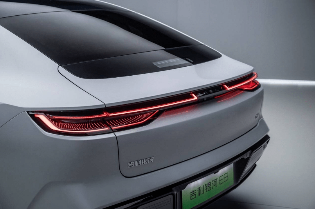 8K大屏+8295芯片，吉利银河E8亮相，开启纯电旗舰轿车新时代！_搜狐汽车_搜狐网