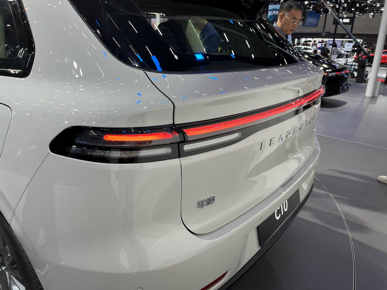 零跑C10车展首秀，配备高阶智驾、8295芯片，价格是关键！_搜狐汽车_搜狐网