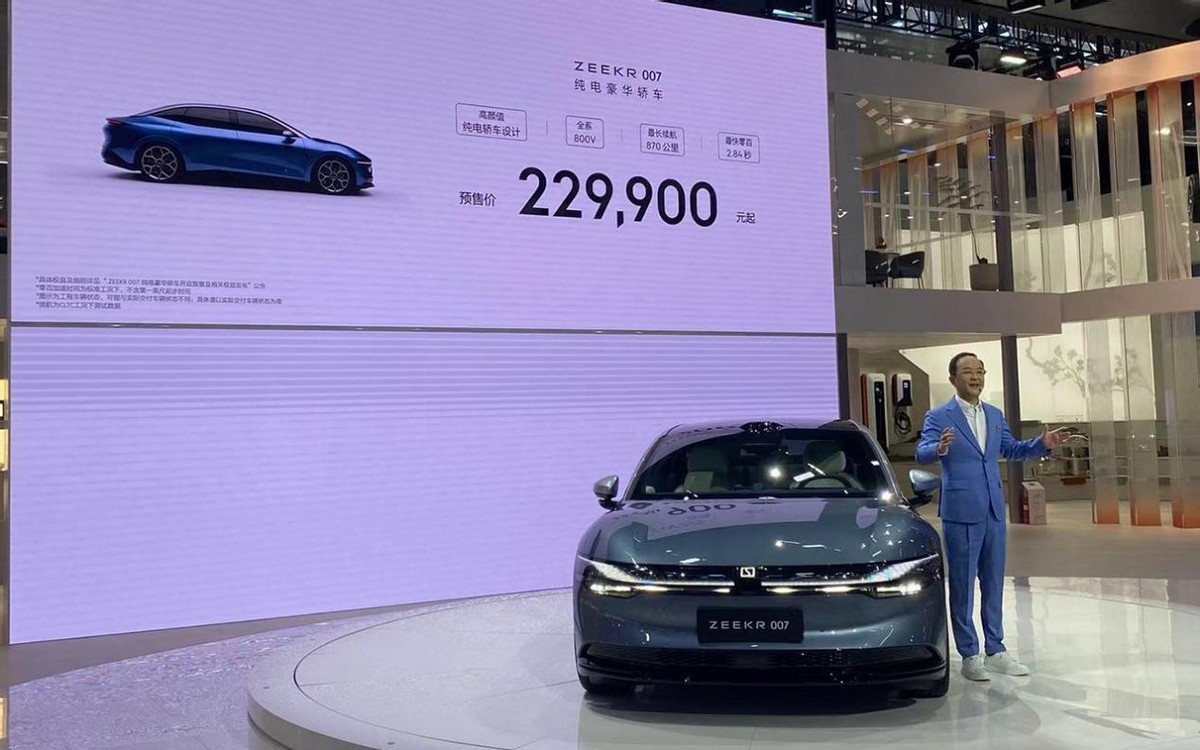加速2秒多，有800V、骁龙8295芯片，极氪007亮相，预售22.99万起_搜狐汽车_搜狐网