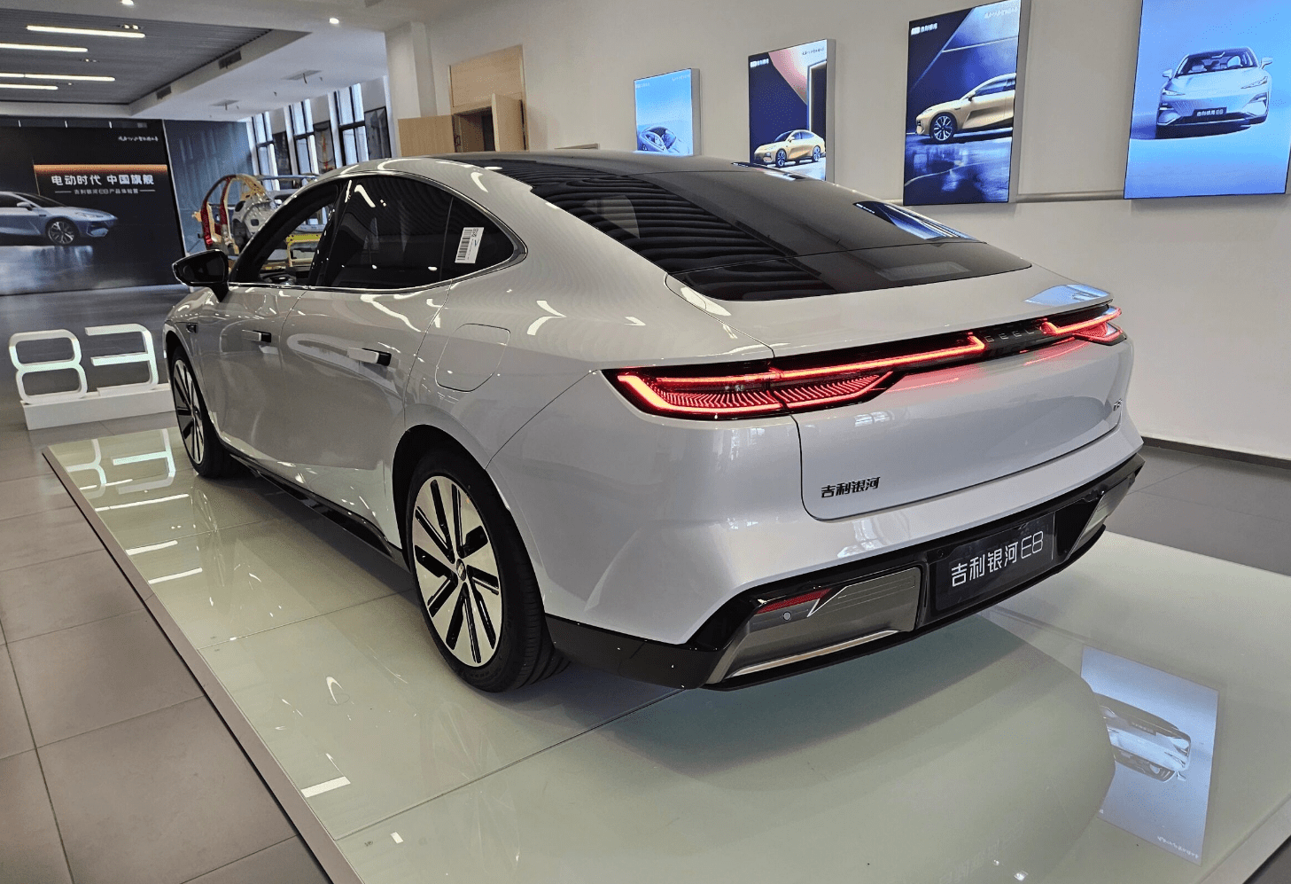 银河E8实车到店，大过汉EV配无框车门，搭646马力+800V超充_搜狐汽车_搜狐网