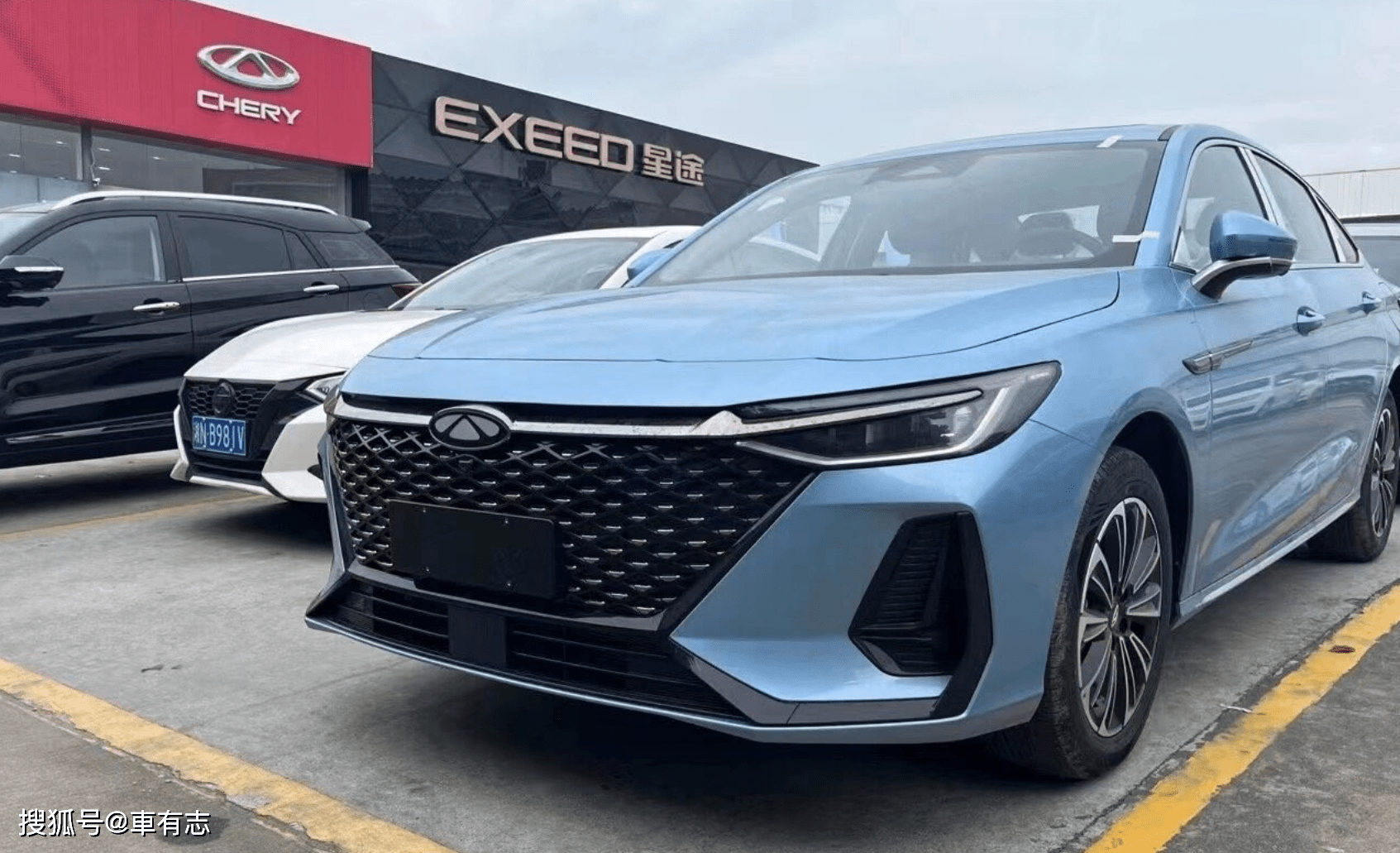 奇瑞风云A8实车到店，外观很运动，搭载1.5T插混动力，百公里1L油_搜狐汽车_搜狐网