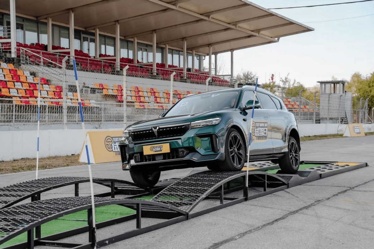 三大SUV大PK！理想L7颜面扫地，问界M7名声尽失，只有它一枝独秀_搜狐汽车_搜狐网