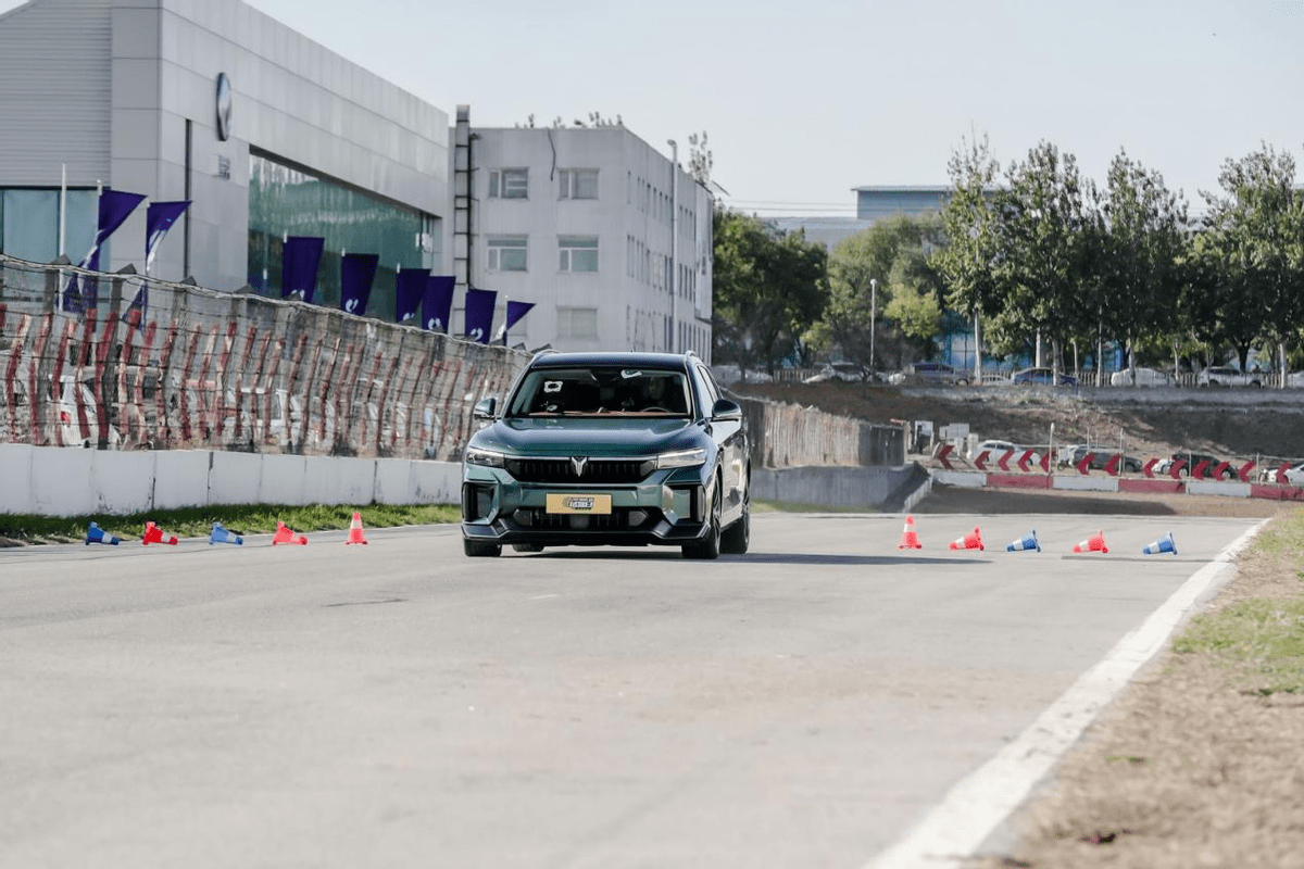 三大SUV大PK！理想L7颜面扫地，问界M7名声尽失，只有它一枝独秀_搜狐汽车_搜狐网