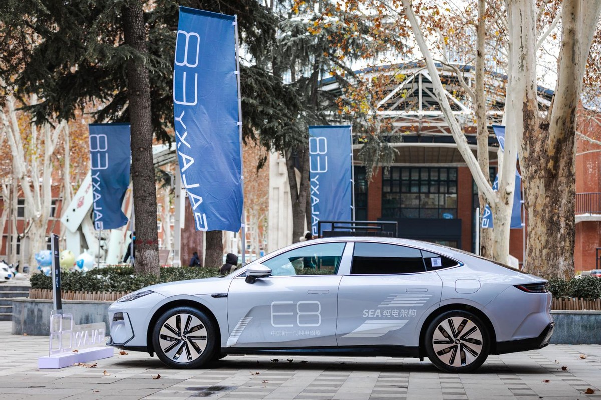 配备800V超高压快充，吉利银河E8开启预售，18.8万起_搜狐汽车_搜狐网