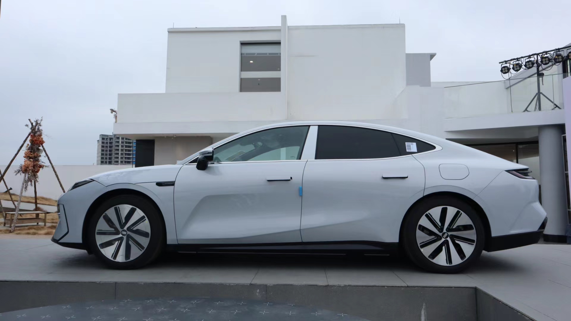 静态体验银河E8，45英寸8K带鱼屏和SEA浩瀚架构都给你安排上_搜狐汽车_搜狐网