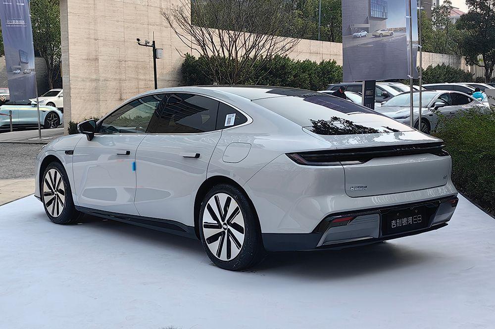 实拍吉利银河E8：45英寸8K屏是最大亮点？这些细节建议别错过_搜狐汽车_搜狐网