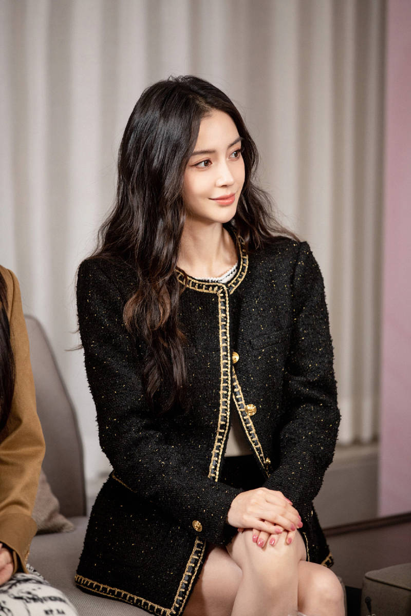 Angelababy直播造型美照释出 面露甜笑优雅迷人