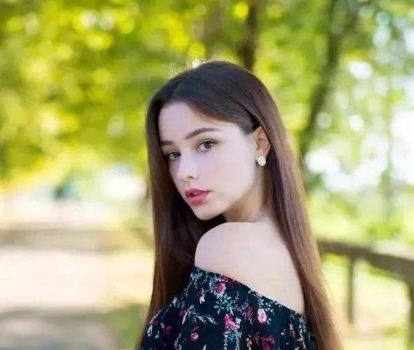 俄罗斯“世界第一长腿小姐”脚有多大？颜值逆天，嫁人却成难题？_埃卡特里娜